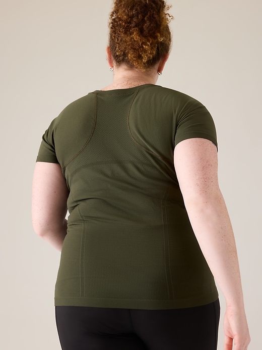 Momentum Seamless Tee | Athleta